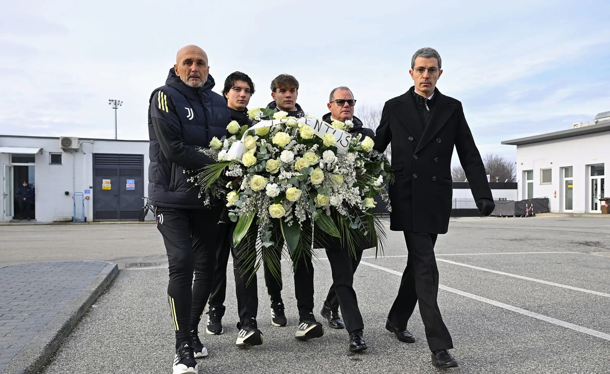 Juve, deposta una corona di fiori a Vinovo per il ricordo di Ale e Ricky